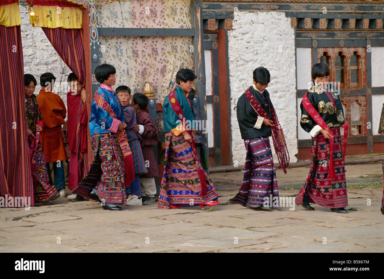 Girl bhutan traditional dress hi-res stock photography and images - Alamy