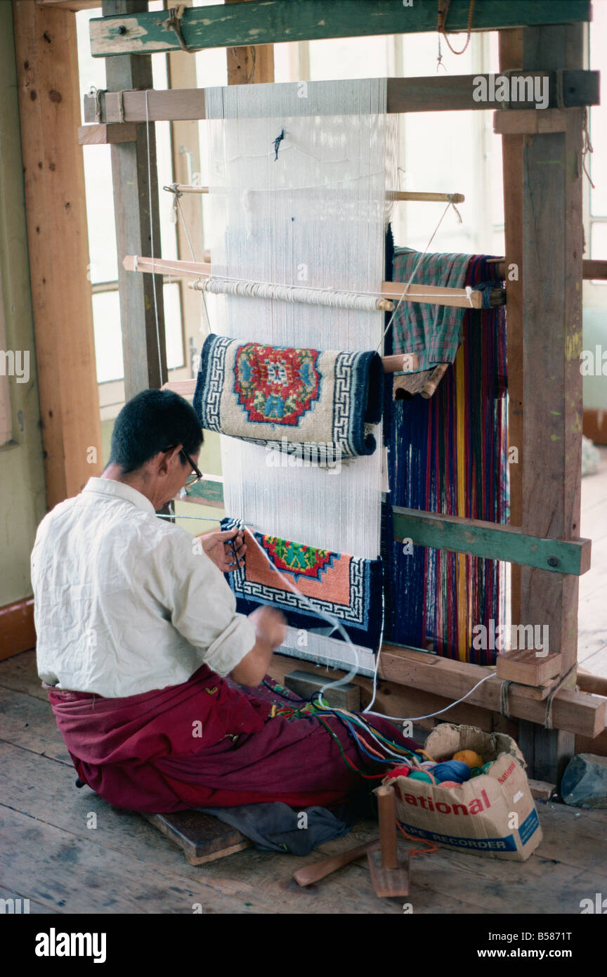 Man weaving loom hi-res stock photography and images - Alamy