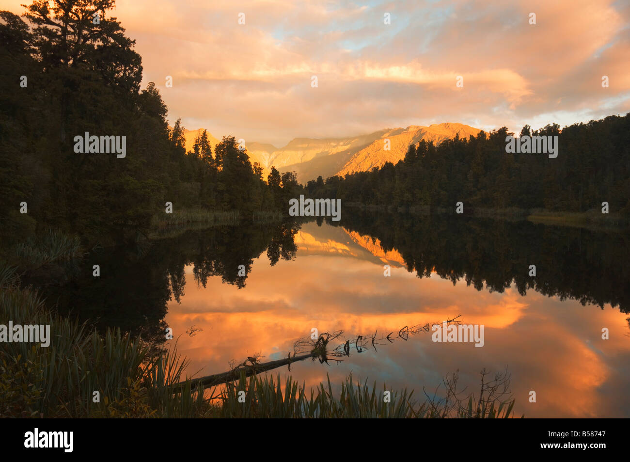 Sunset lake matheson southern alps hi-res stock photography and images ...