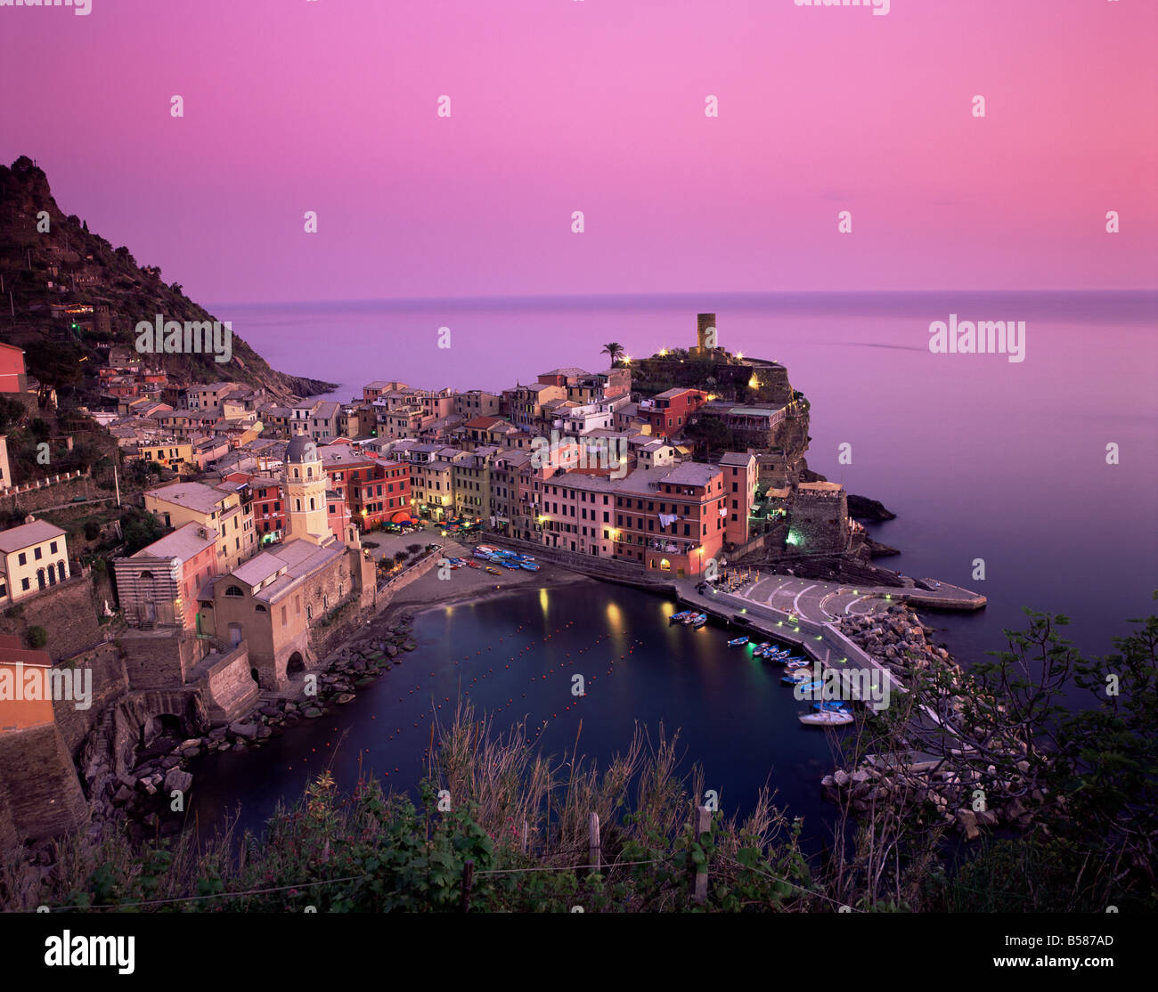 Vernazza harbour at dusk, Vernazza, Cinque Terre, UNESCO World Heritage ...