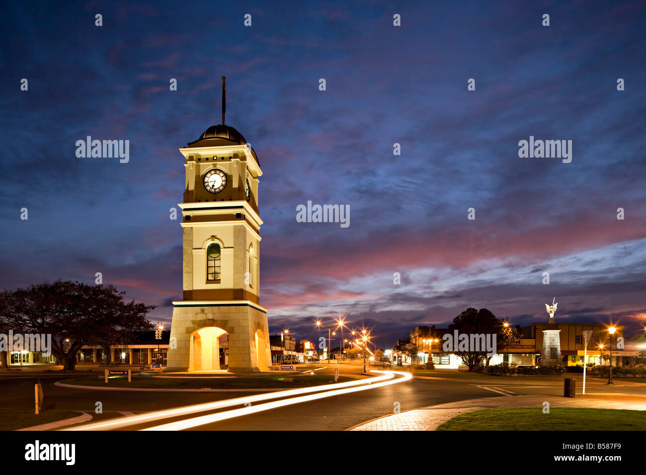 Feilding the square hi-res stock photography and images - Alamy
