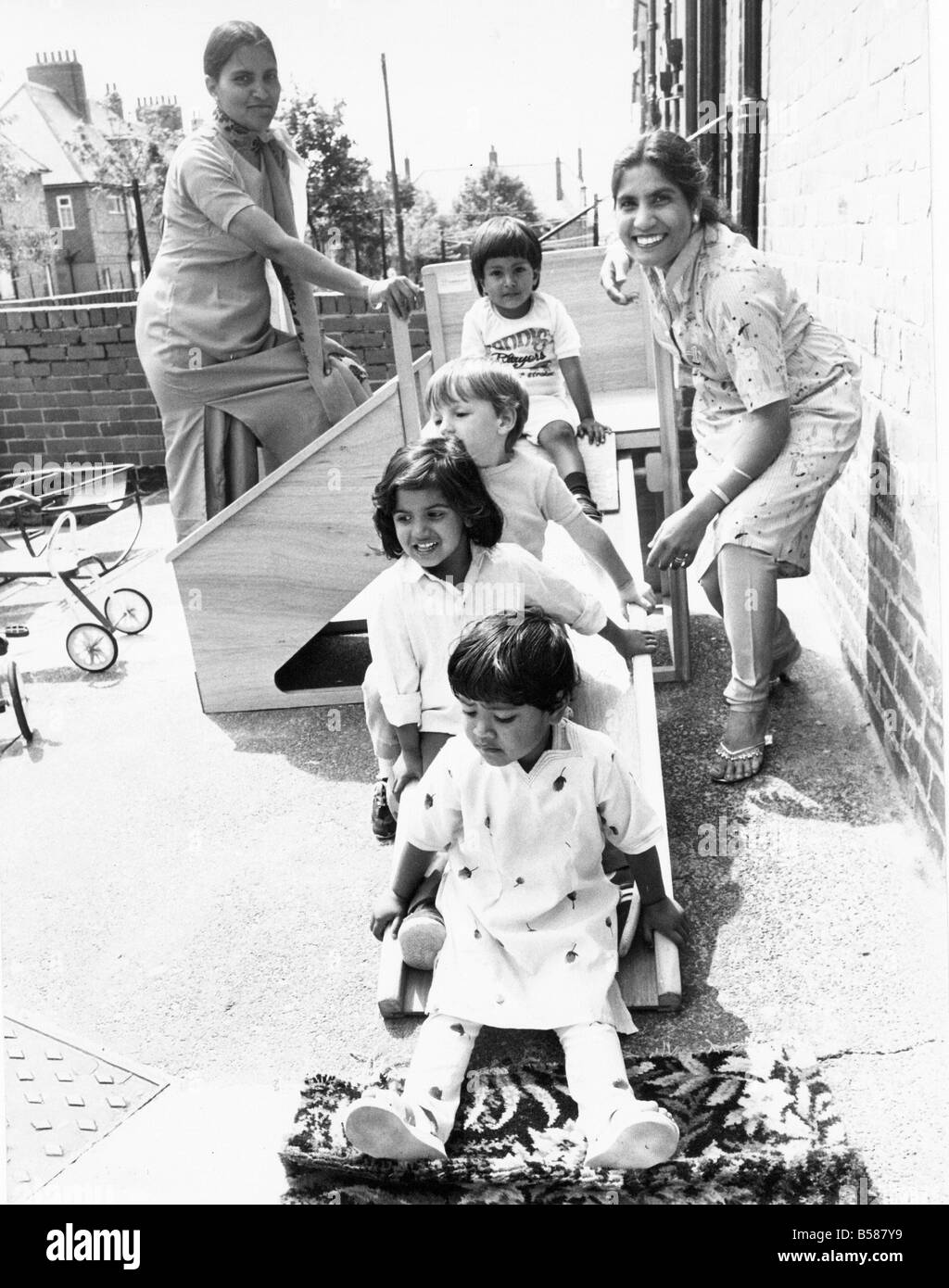 1980s children playing street hi-res stock photography and images - Alamy