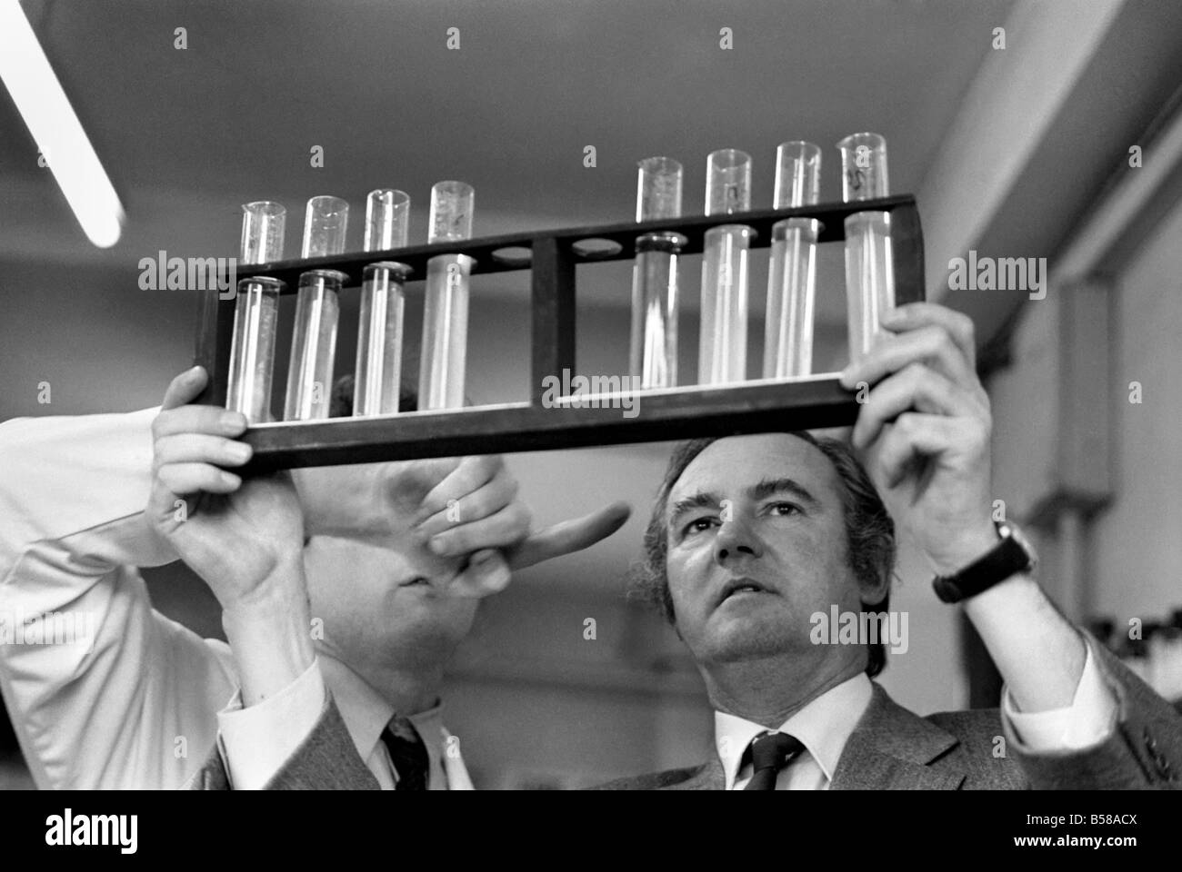 1970s laboratory Black and White Stock Photos & Images - Alamy