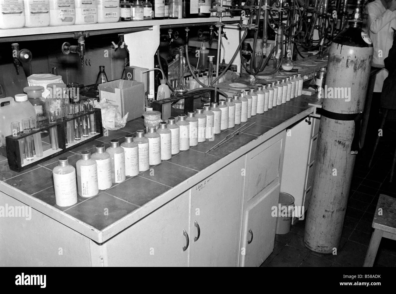1970s laboratory Black and White Stock Photos & Images - Alamy
