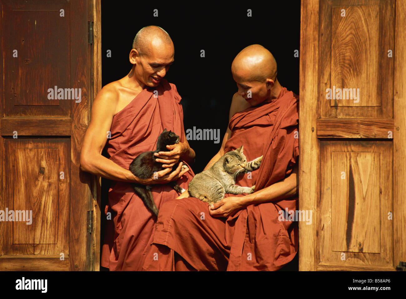 Buddhist monks inle lake hi-res stock photography and images - Alamy