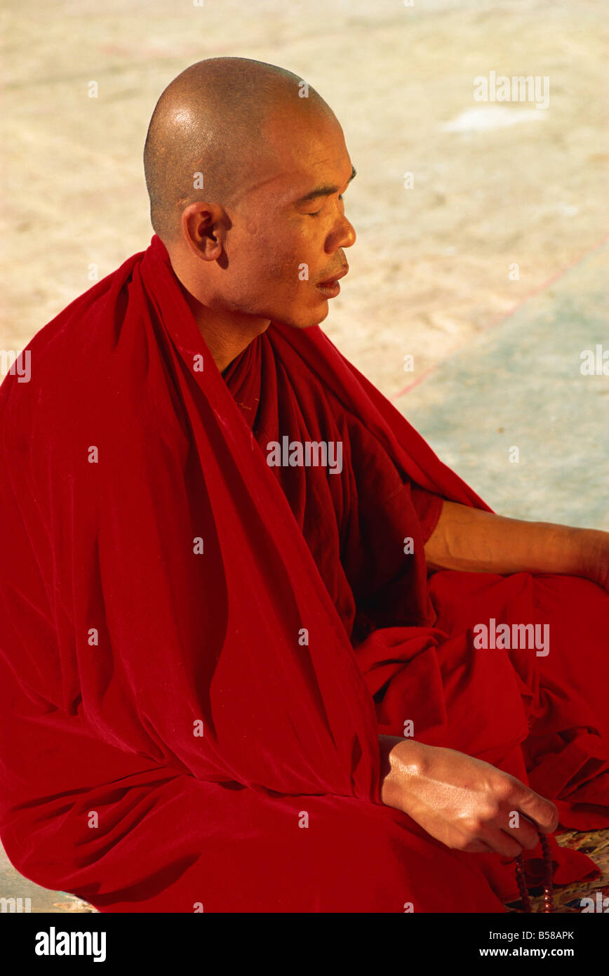 Monk praying hi-res stock photography and images - Alamy