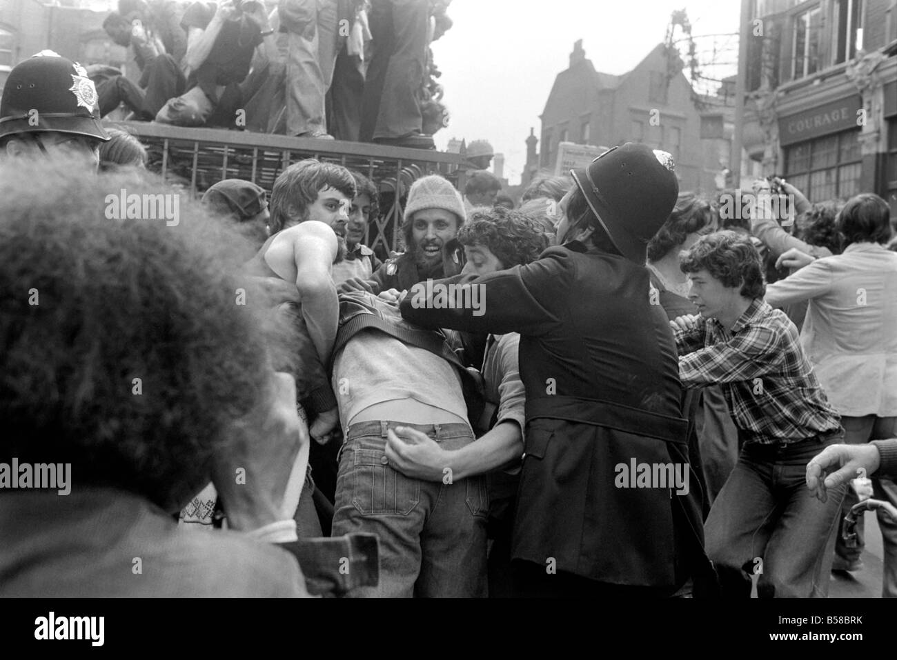 Lewisham Riot 1977 : A police officer attempts to arrest one of rioters ...