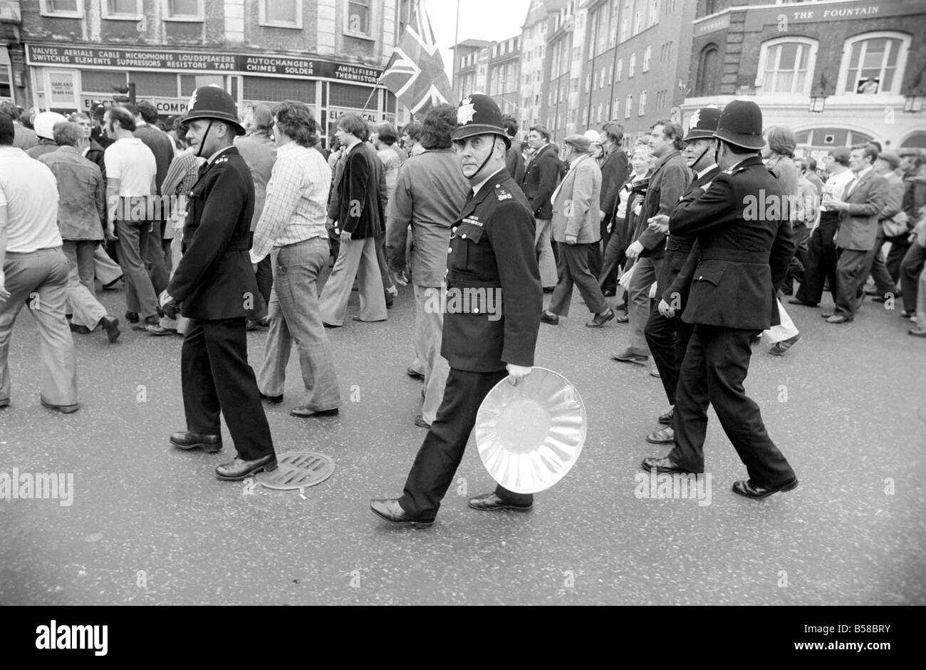 Lewisham Riot 1977 : Police officers escort a National Front rally ...