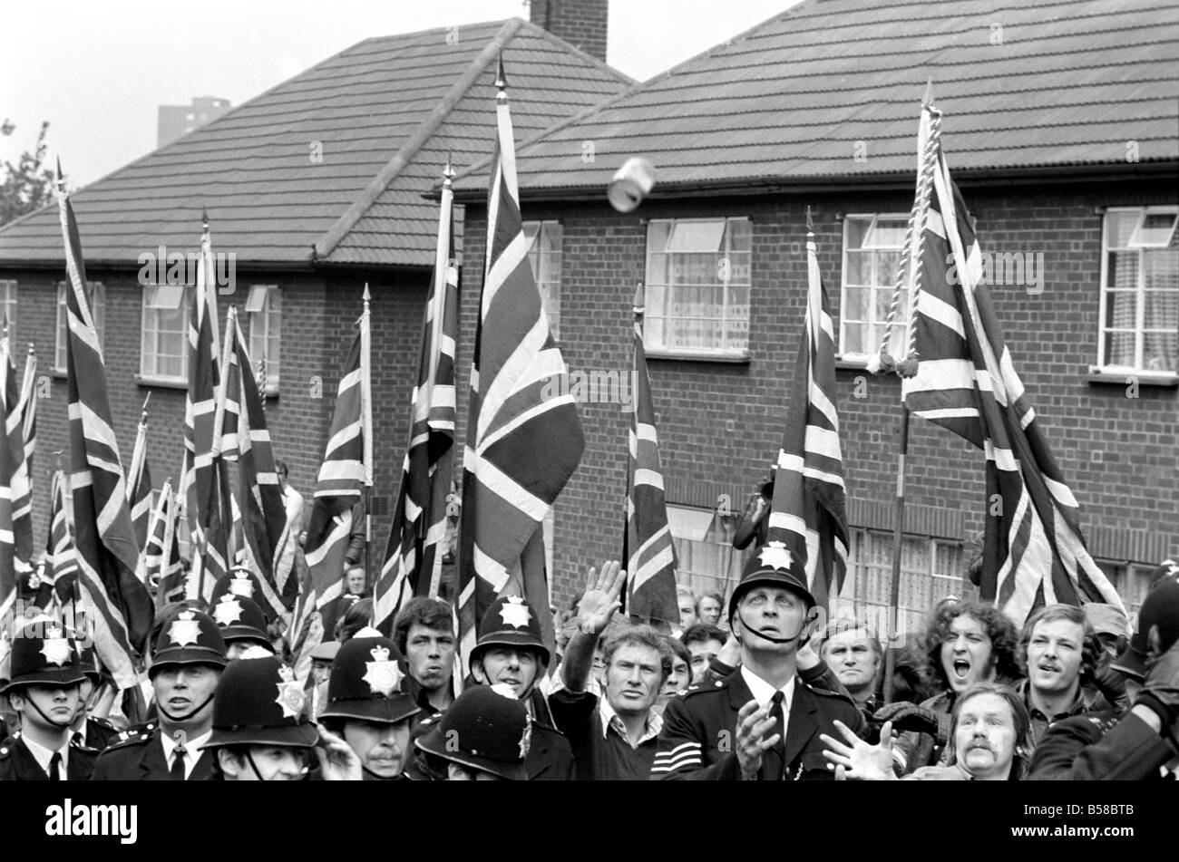 Lewisham Riot 1977 : Police officers escorting a National Front rally ...