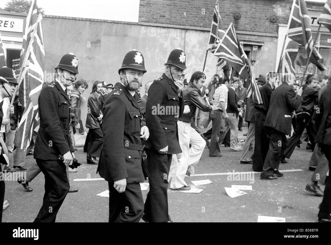 Lewisham Riot 1977 : Police officers escort a National Front rally ...