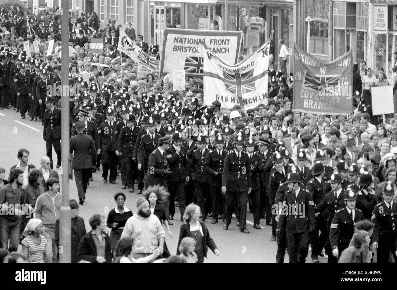 Lewisham Riot 1977 : Police officers escort a National Front rally ...