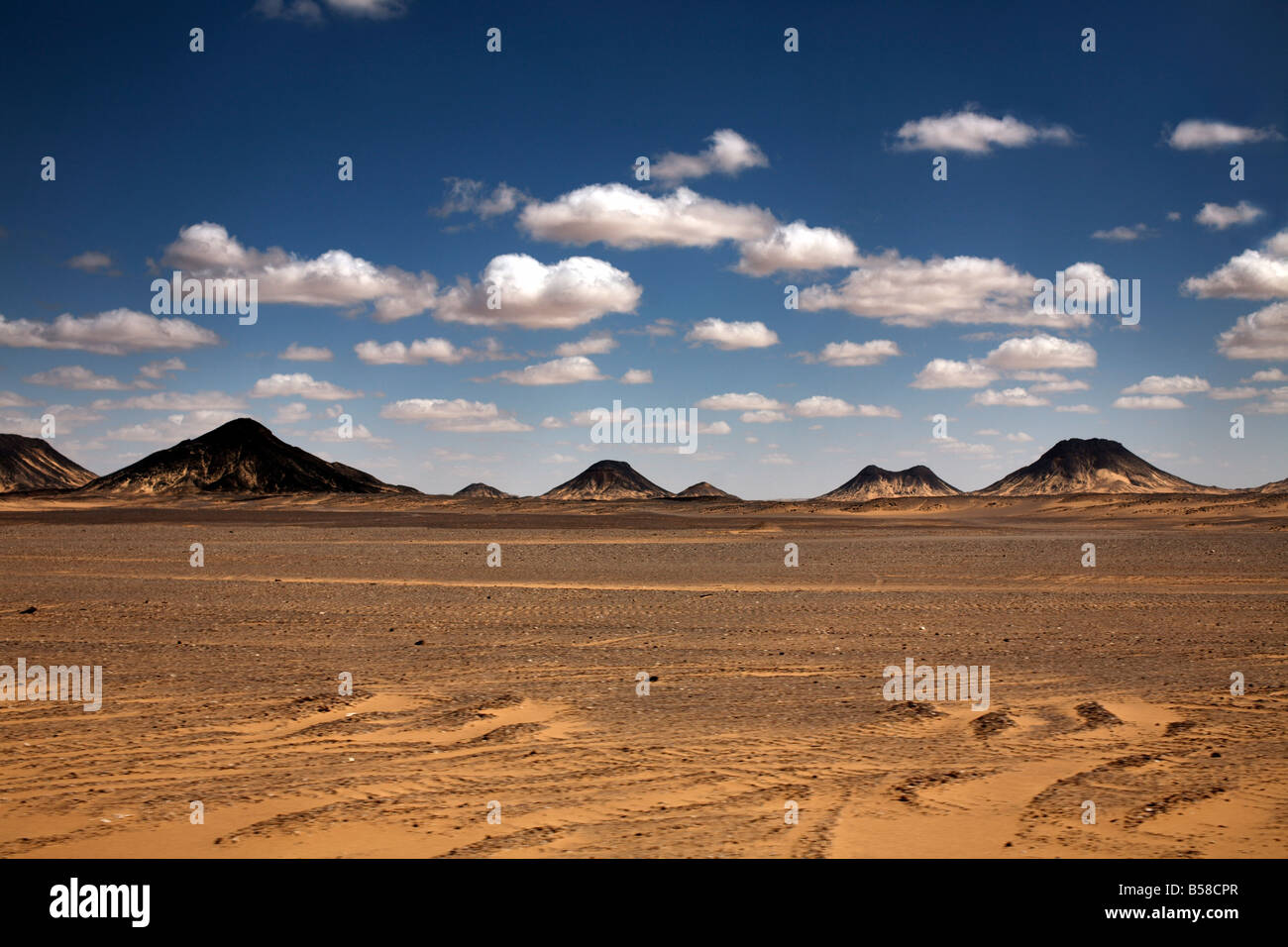 The landscape between the Bahariyya and Farafra Oases, western Egypt ...