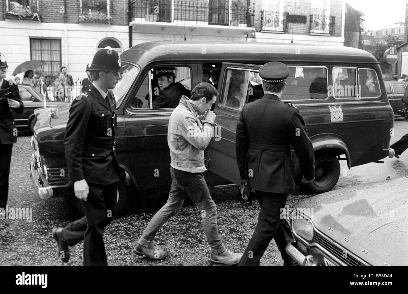 Youth Culture/Music/Police/Street scenes."Punk Rock". August 1977 77 ...