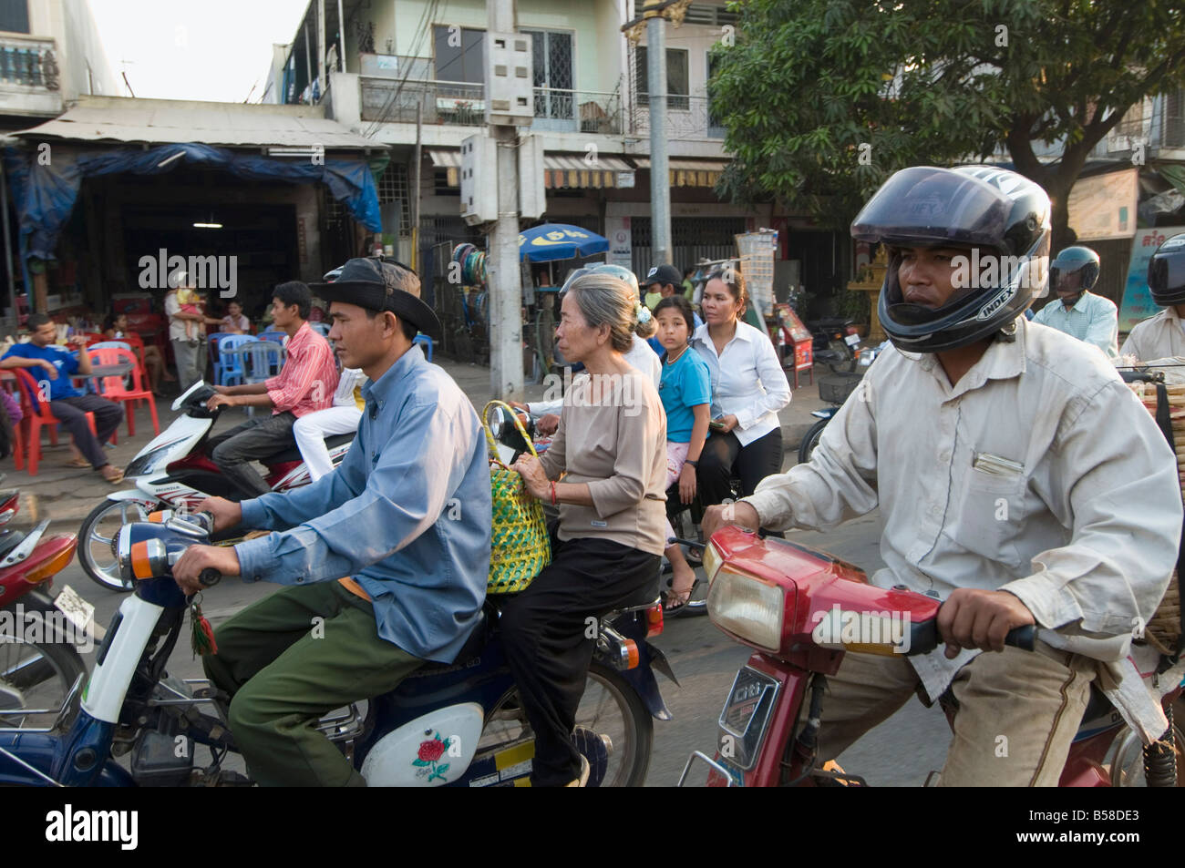 Women of cambodia phnom penh hi-res stock photography and images - Alamy