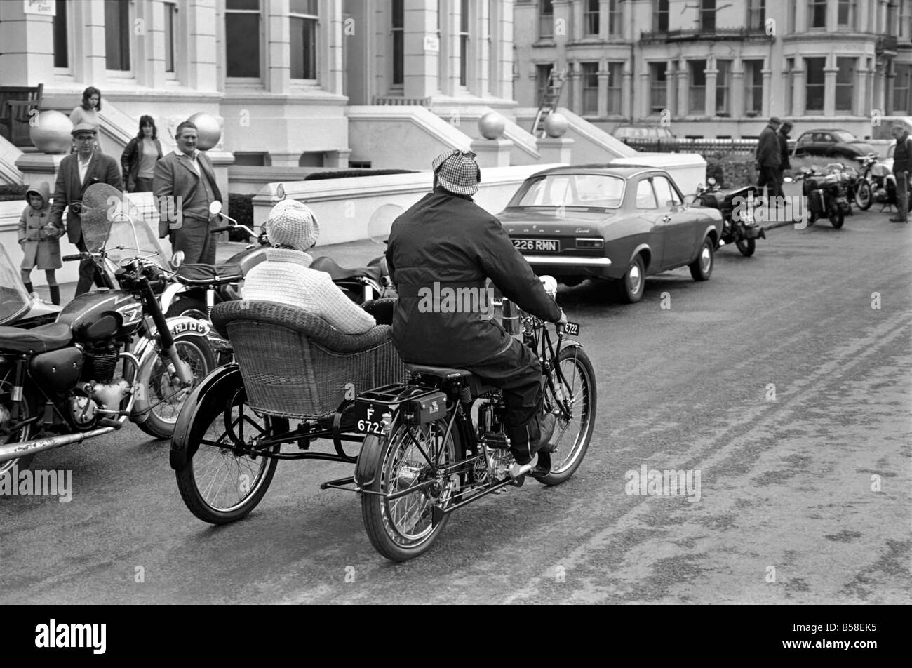 Motorsport: Action: I.O.M. TT Racing: Vintage Bikes and 3 Wheeler Cars ...