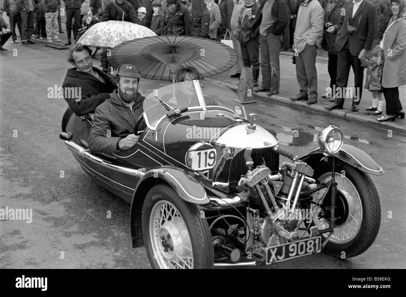 Motorsport: Action: I.O.M. TT Racing: Vintage Bikes and 3 Wheeler Cars ...