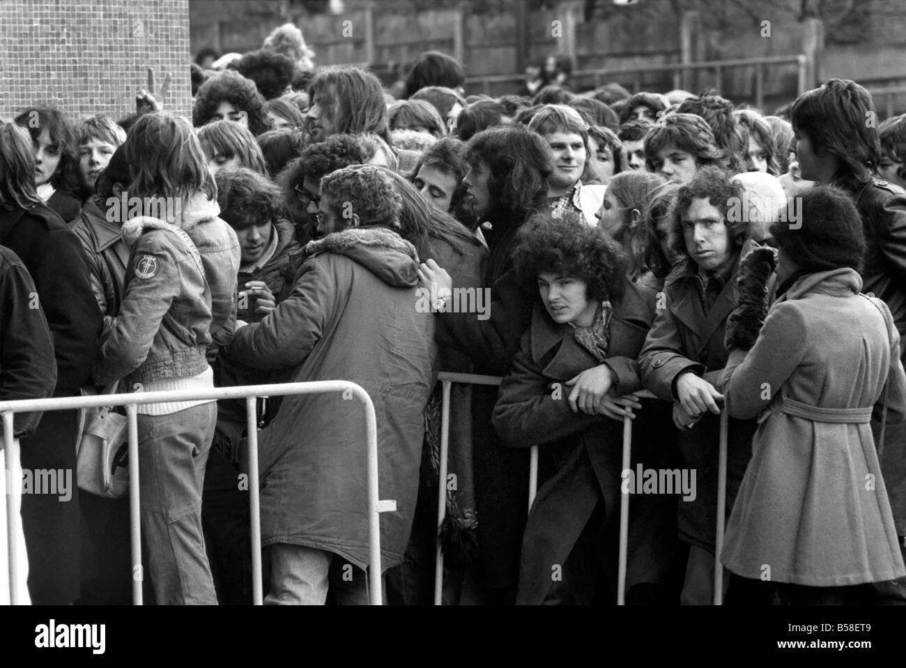 Led zeppelin 1975 hi-res stock photography and images - Alamy