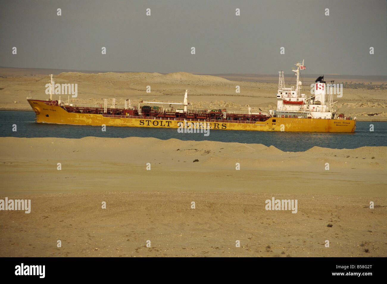 Ships on the suez canal hi-res stock photography and images - Alamy