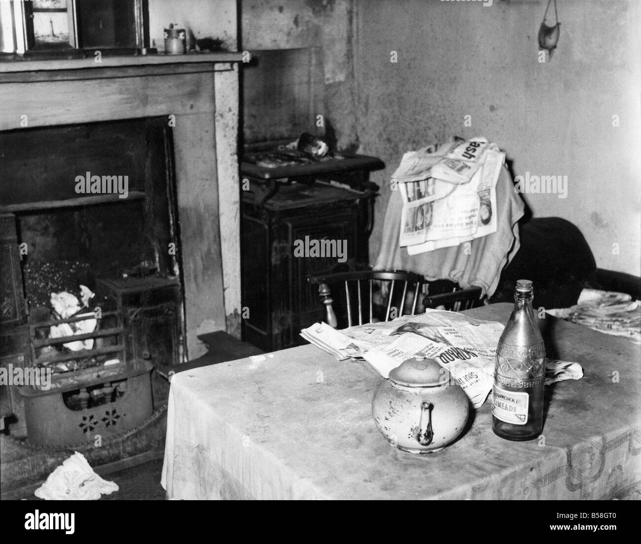 Slum housing 1950s hi-res stock photography and images - Alamy
