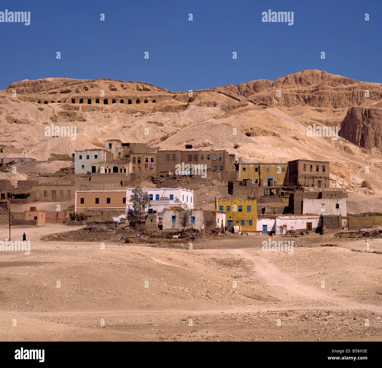 The village of Gurna below cliffs on the West Bank, Thebes, Egypt ...