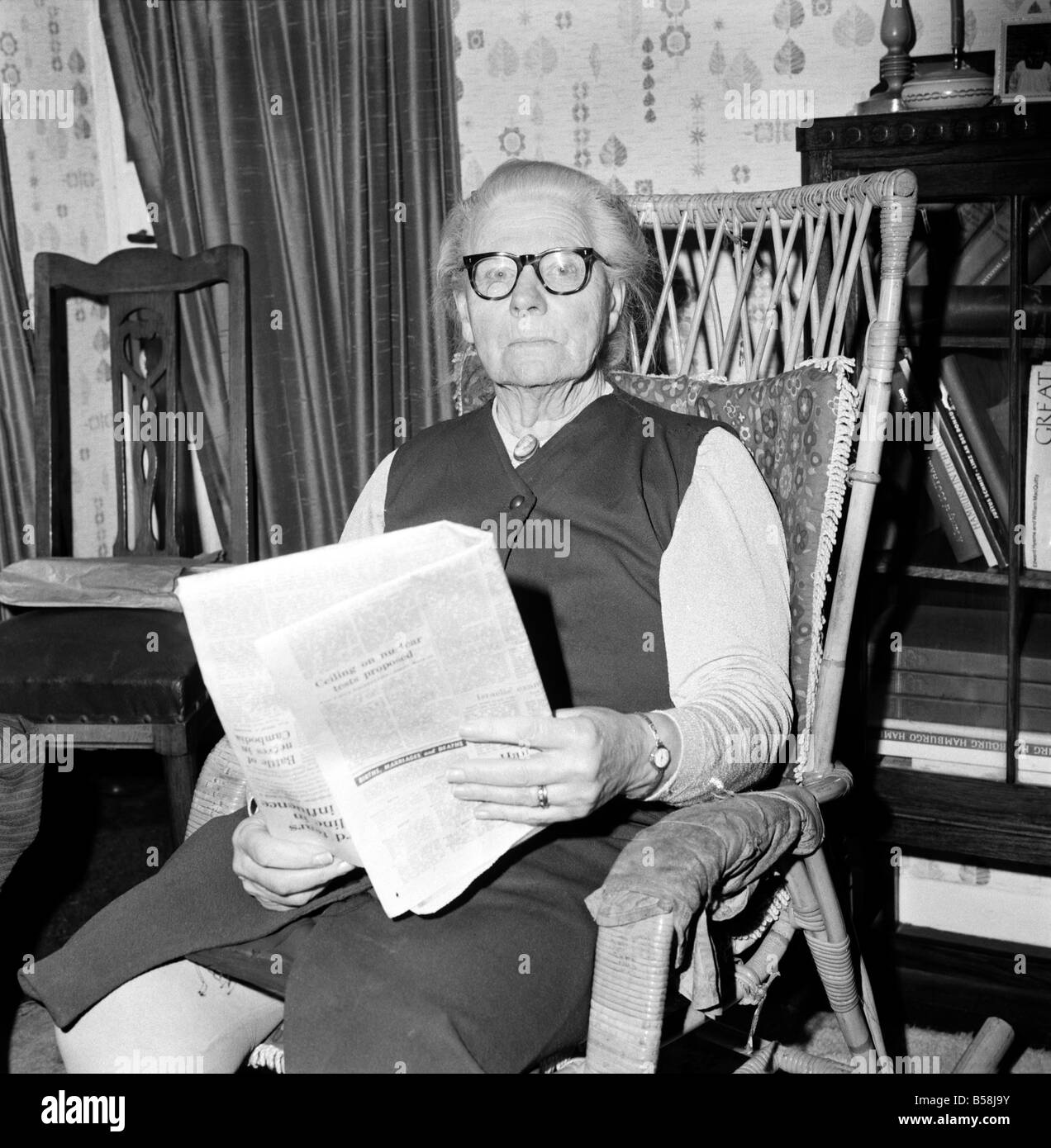 Woman in home old Black and White Stock Photos & Images - Alamy