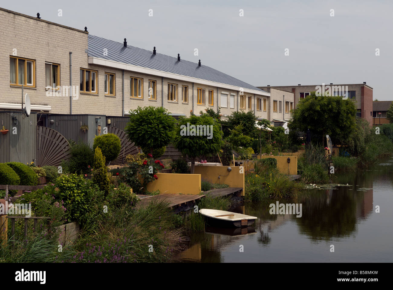Shell solar panels fitted to houses on the world's largest solar ...