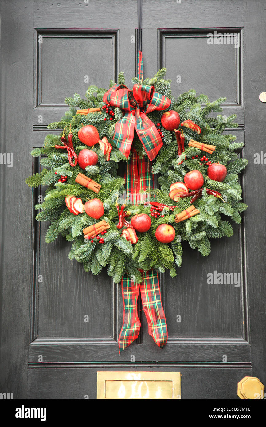 Apple wreath hi-res stock photography and images - Alamy