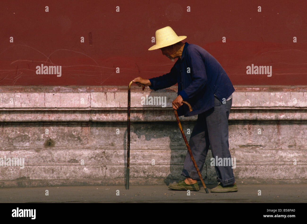 Old man walking bent hi-res stock photography and images - Alamy