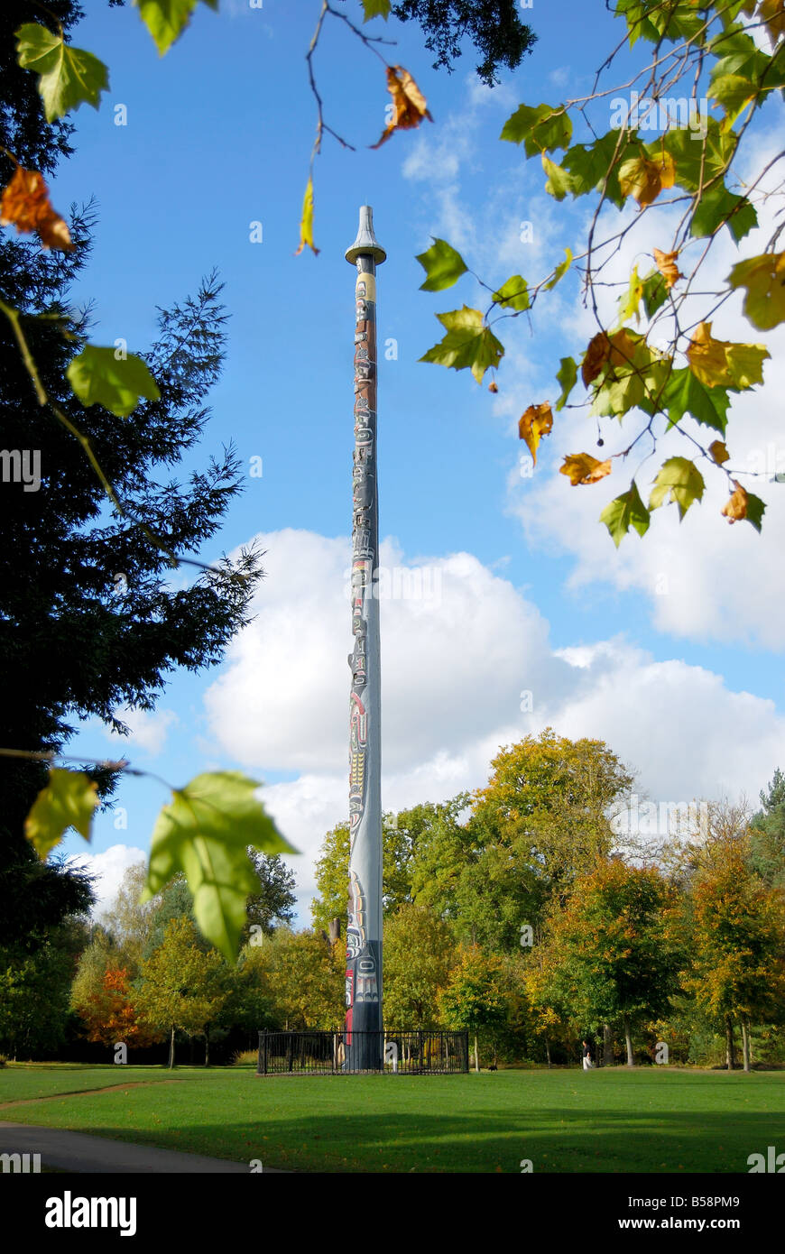Totem Pole in autumn, The Valley Gardens, Windsor Great Park, Virginia ...