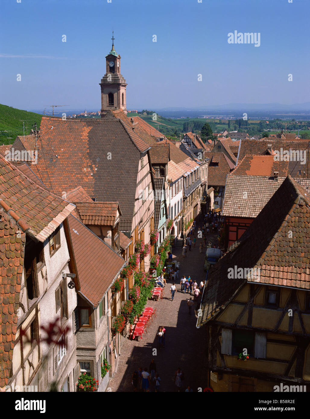 Old 16th and 17th century houses of wine growers Riquewihr Alsace ...
