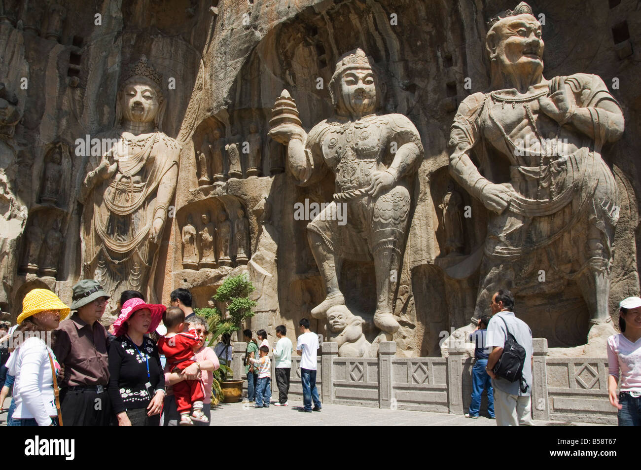 Dragon gate grottoes or longmen caves hi-res stock photography and ...