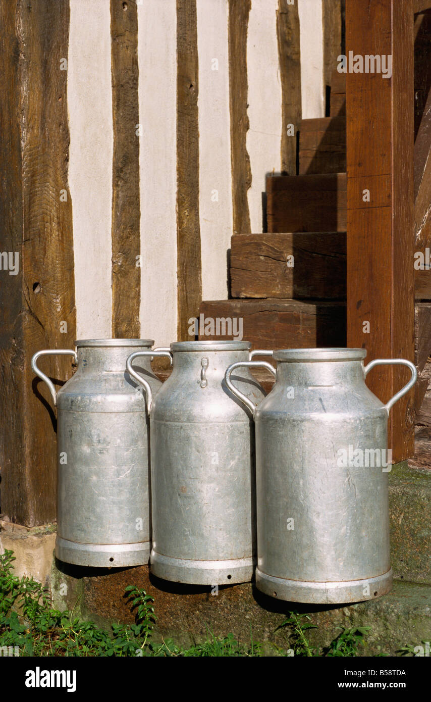 Milk cans hi-res stock photography and images - Alamy
