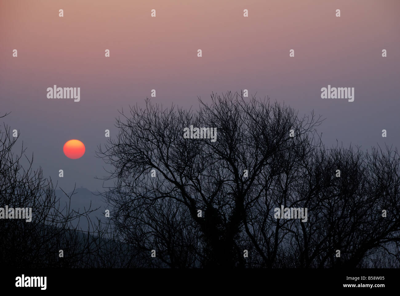 Red disk sun hi-res stock photography and images - Alamy