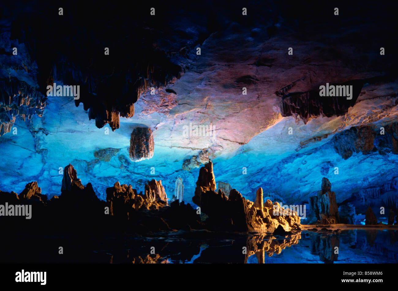 Guilin cave hi-res stock photography and images - Alamy
