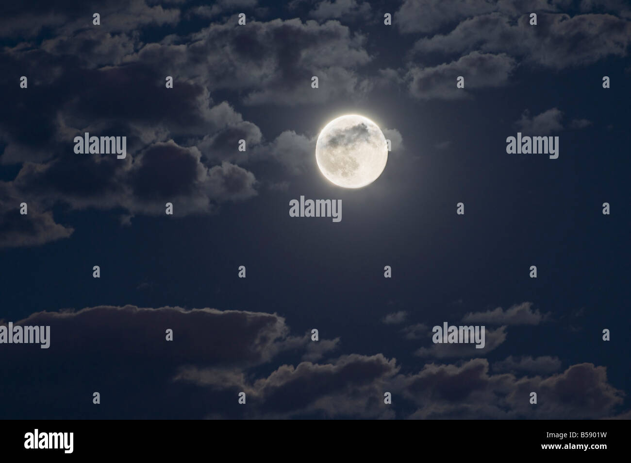 Cloudy moonlit night sky hi-res stock photography and images - Alamy