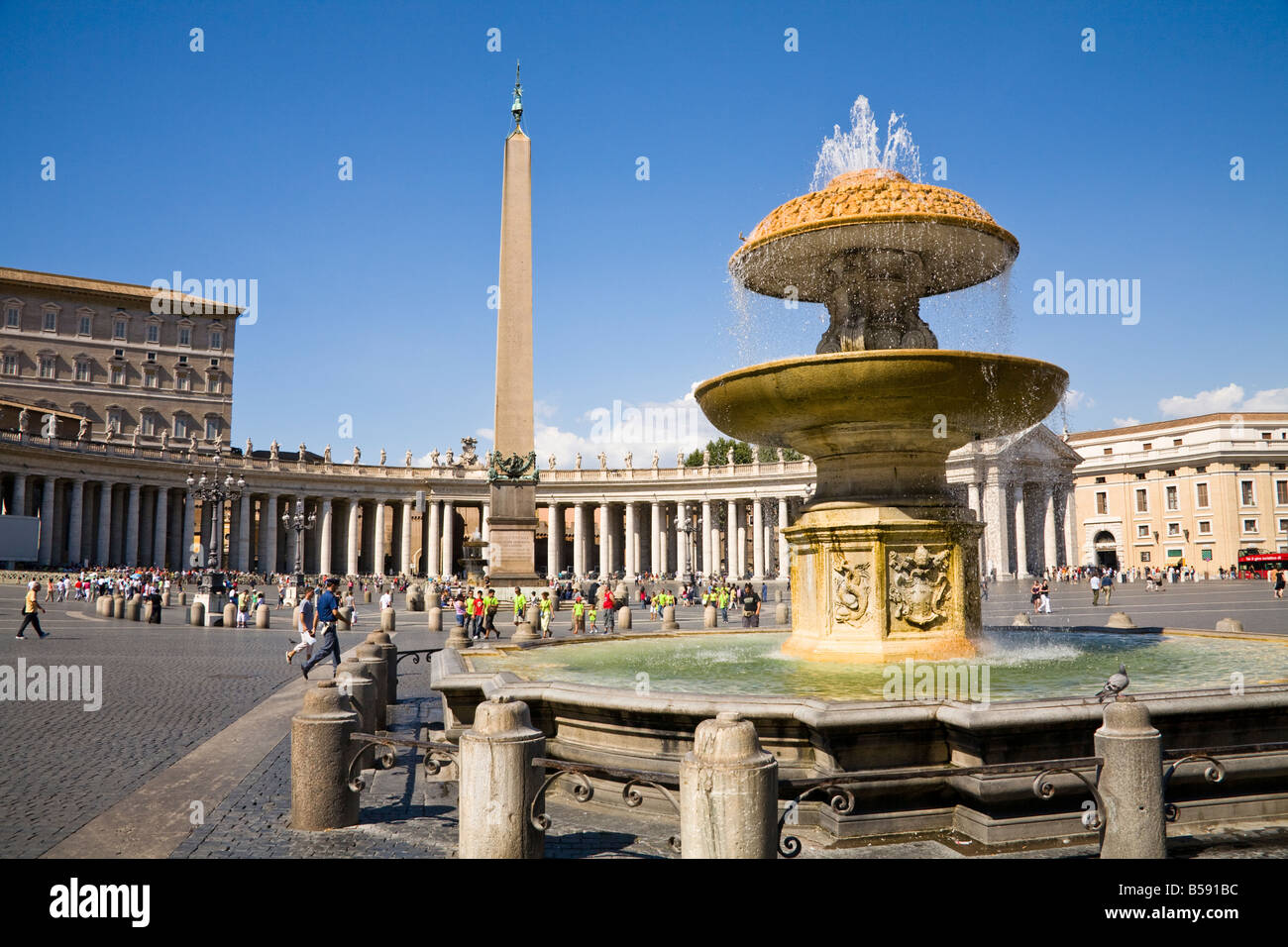 Pilgrims in the vatican square rome hi-res stock photography and images ...