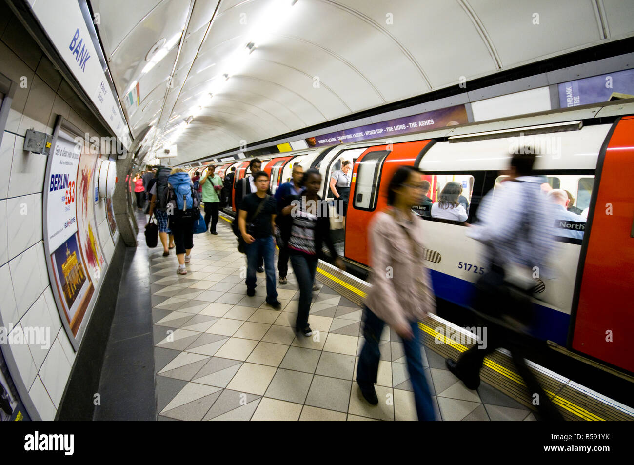 London bank platform underground hi-res stock photography and images ...