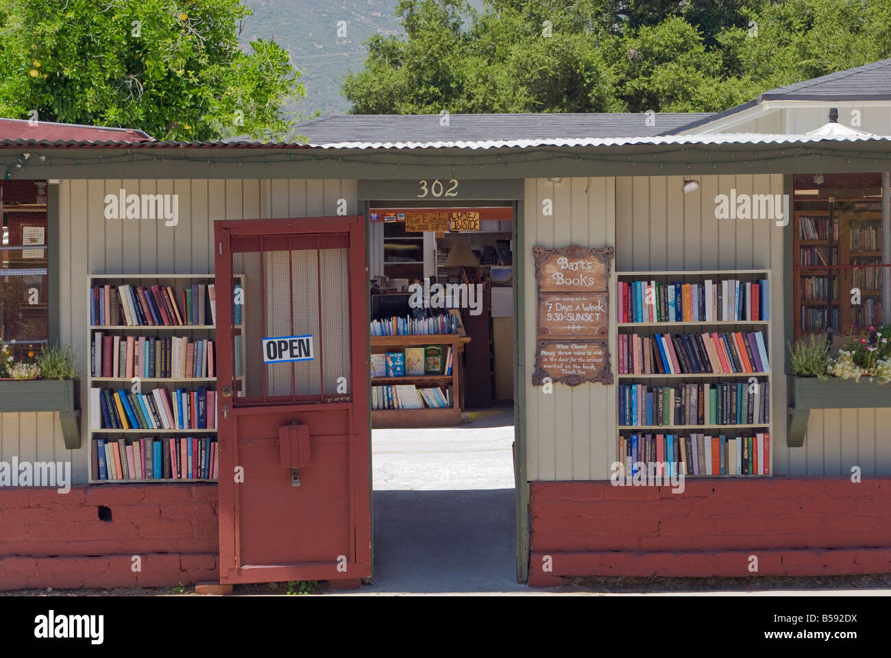Corner store door hi-res stock photography and images - Alamy