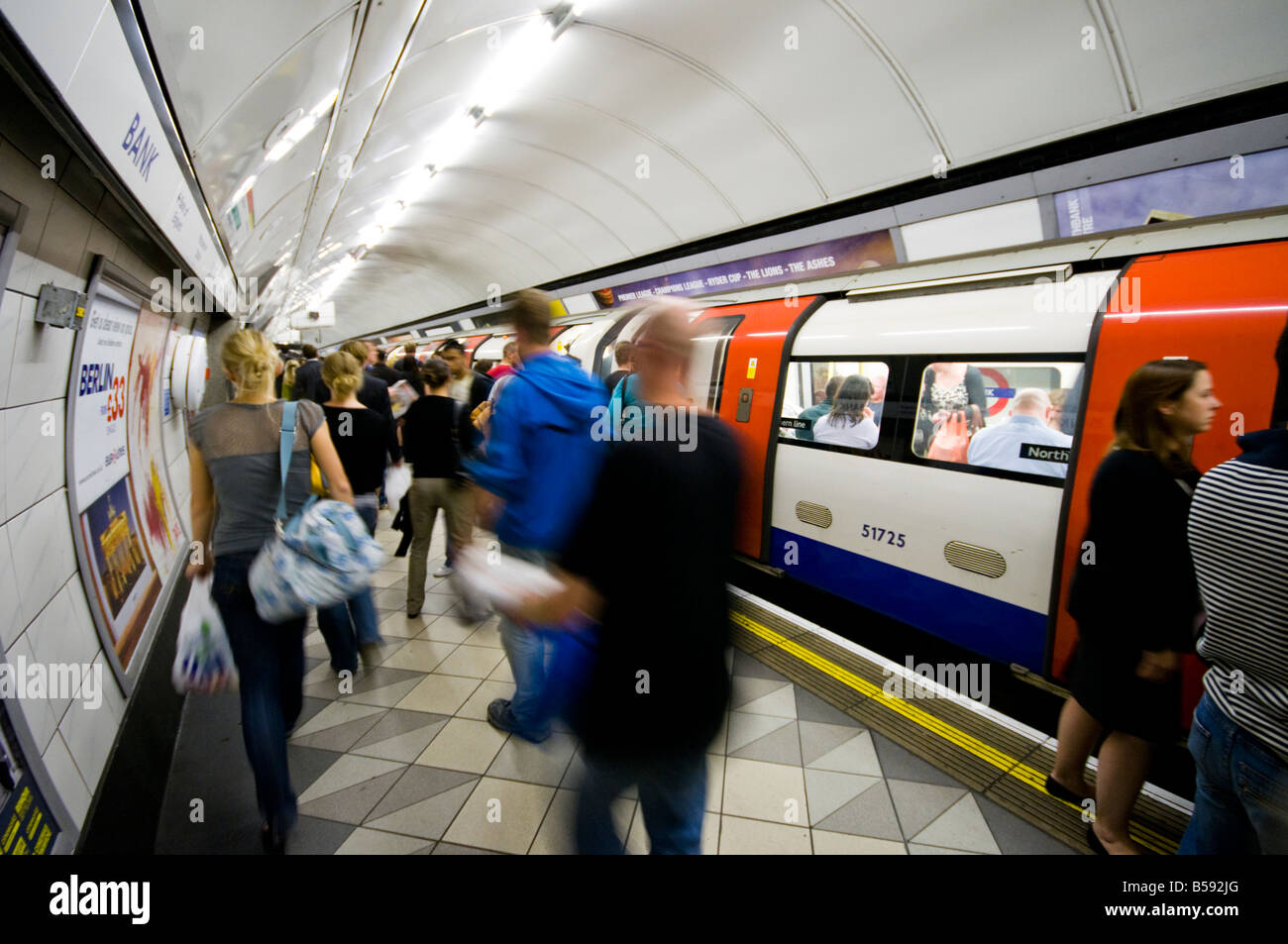 Crowded london underground platform hi-res stock photography and images ...