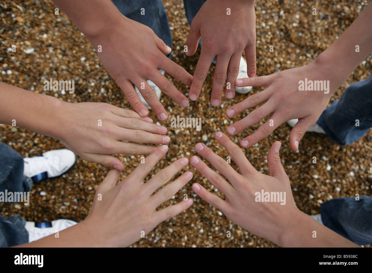 6 hands in a circle Stock Photo - Alamy