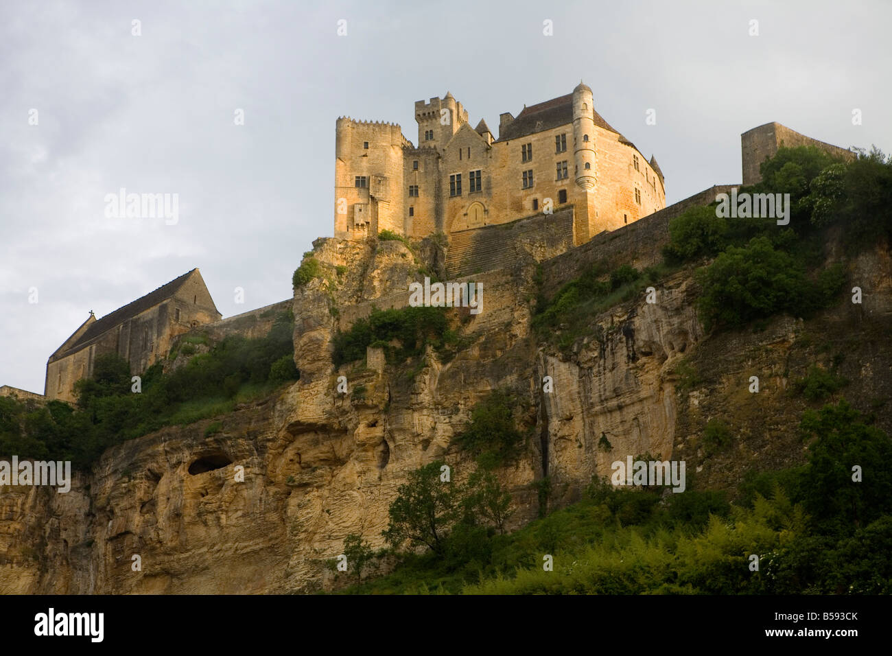 Beynac castle perched on the cliffs above the Dordogne River Stock ...