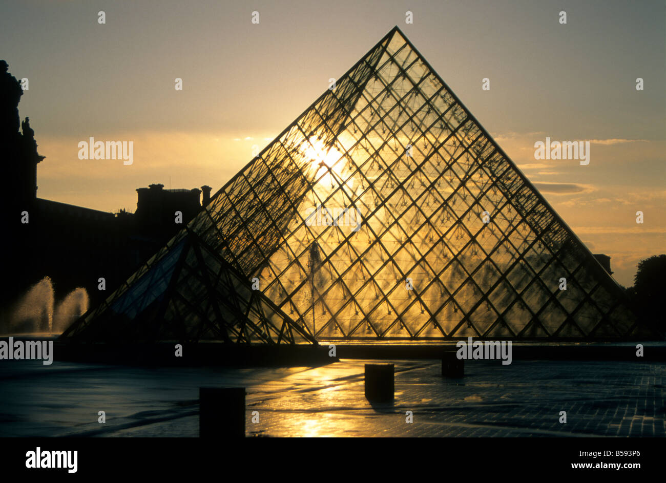 Im pei the louvre pyramid hi-res stock photography and images - Alamy