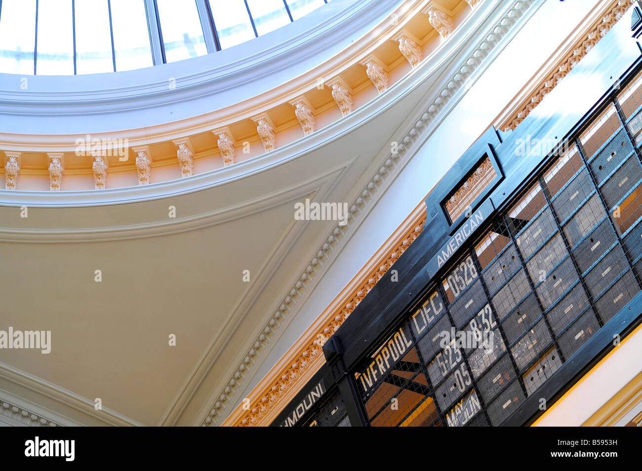 Manchester royal exchange theatre interior hi-res stock photography and ...