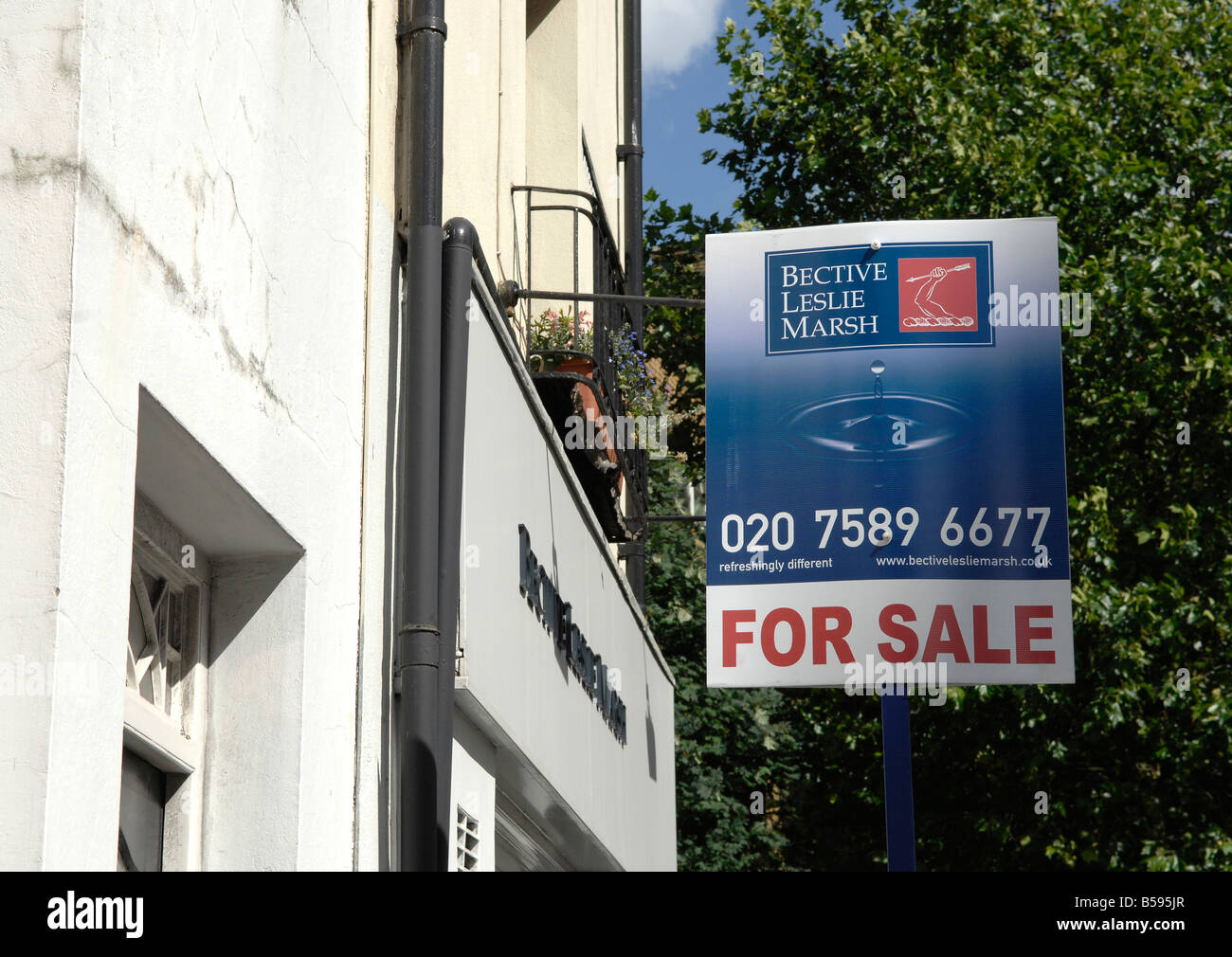 Housing estate sign hi-res stock photography and images - Alamy