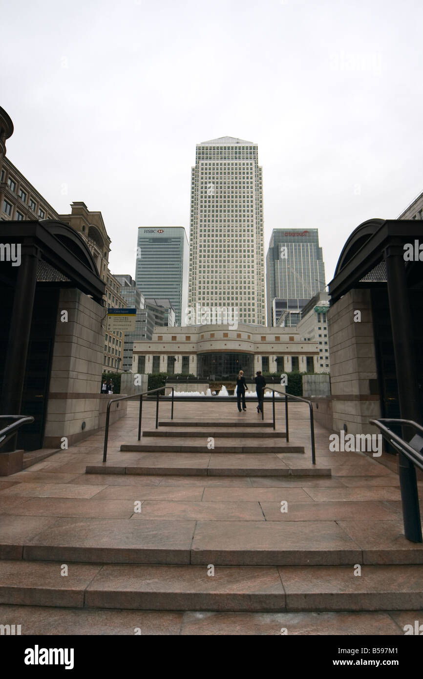 One Canada Square Canary Wharf with HSBC and Citigroup Bank building ...