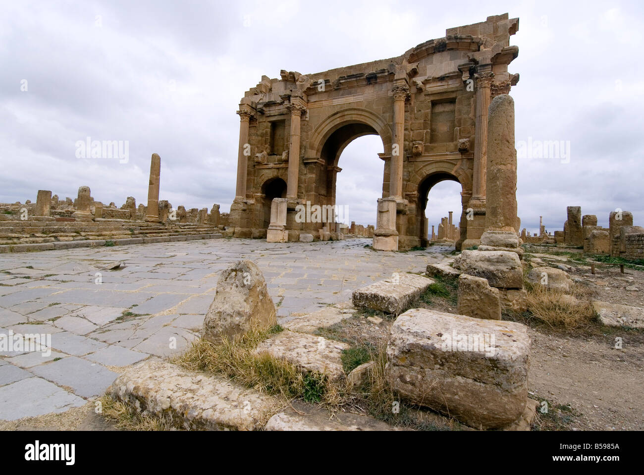 Arch of Trajan, Roman ruins, Timgad, UNESCO World Heritage Site ...