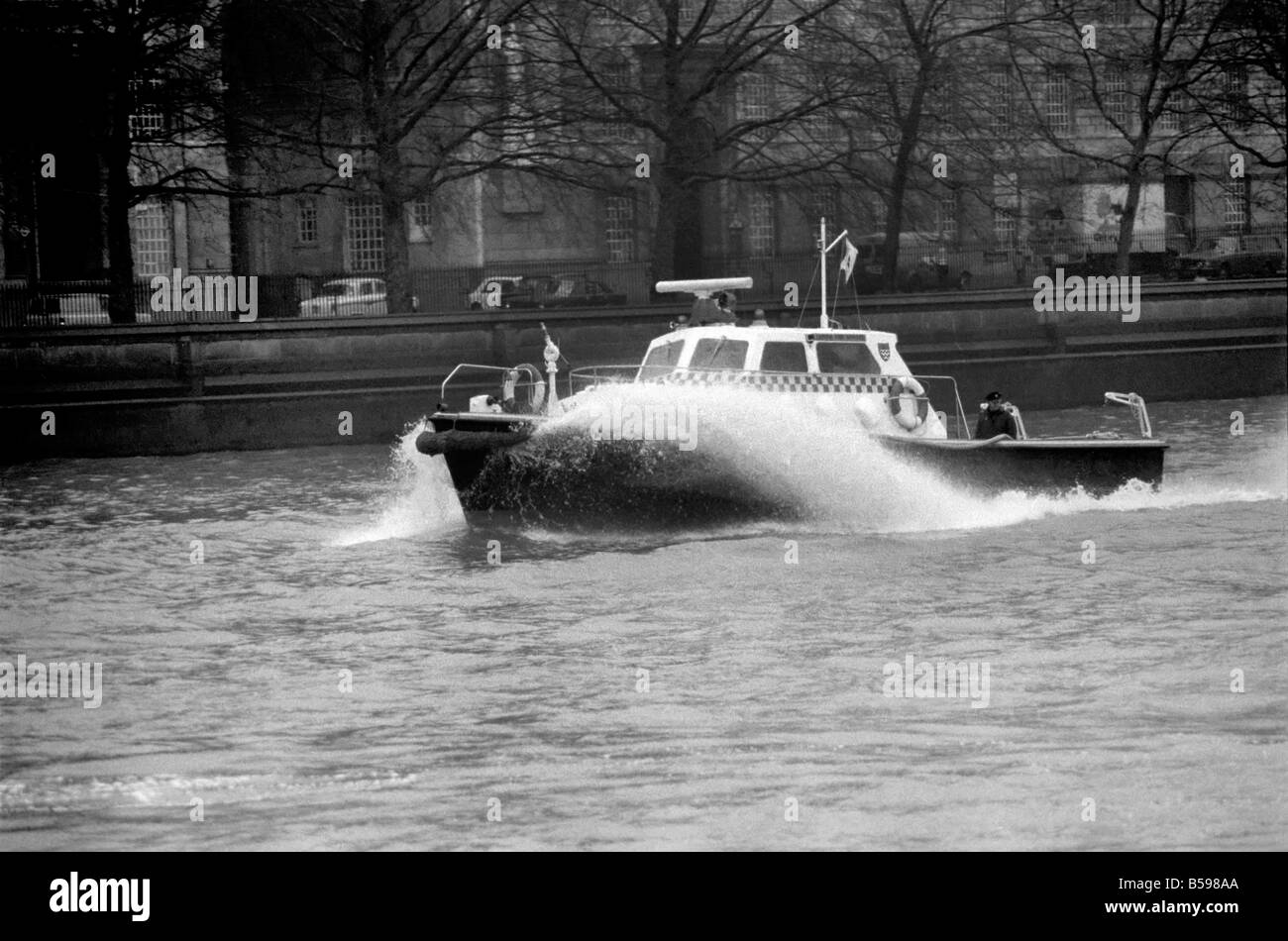 London Fire Brigade taken delivery of new fireboat 'Fire Swift'. First ...