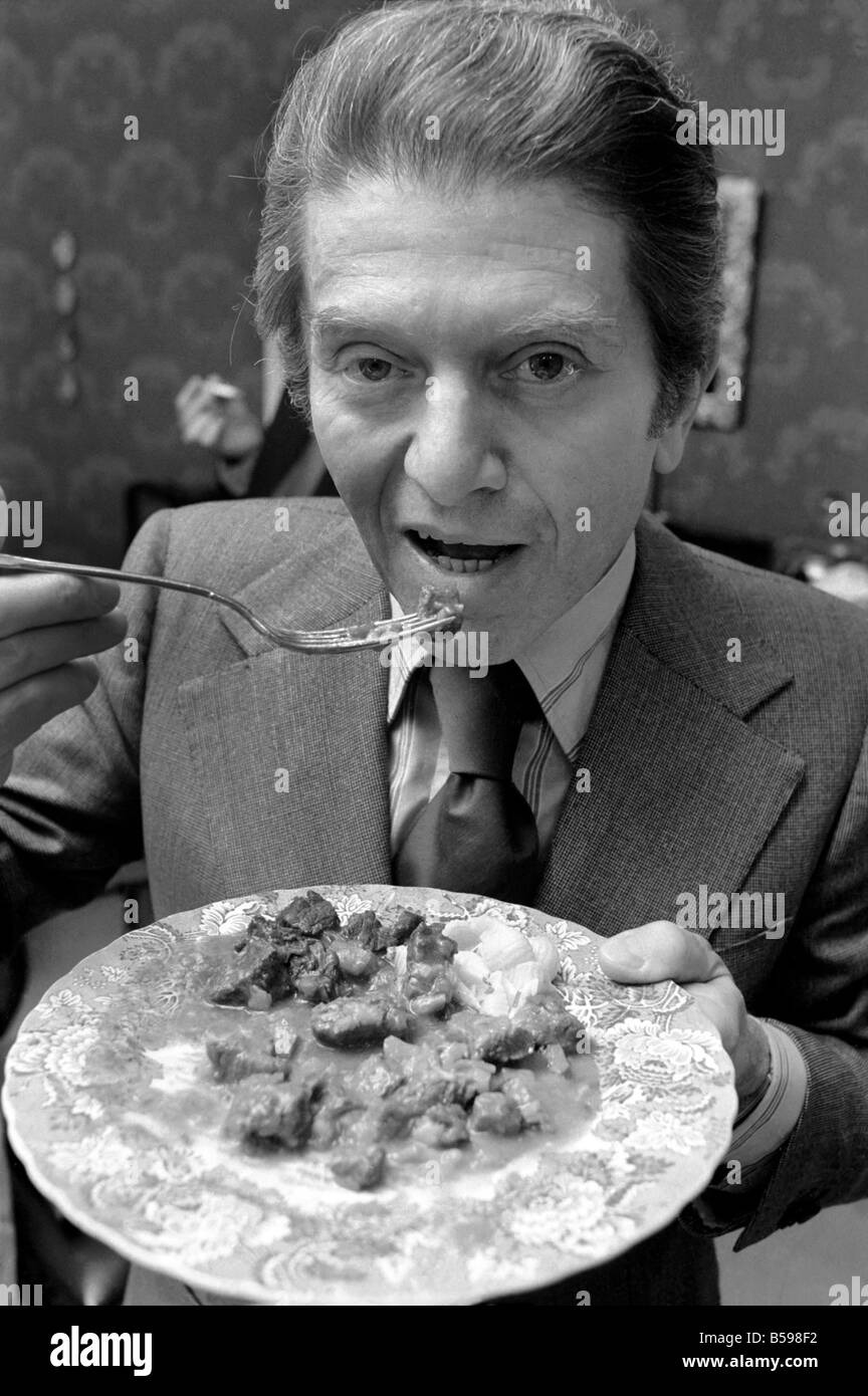 Food critic Egan Ronay seen here at the home of the Daily Mirror Cook ...