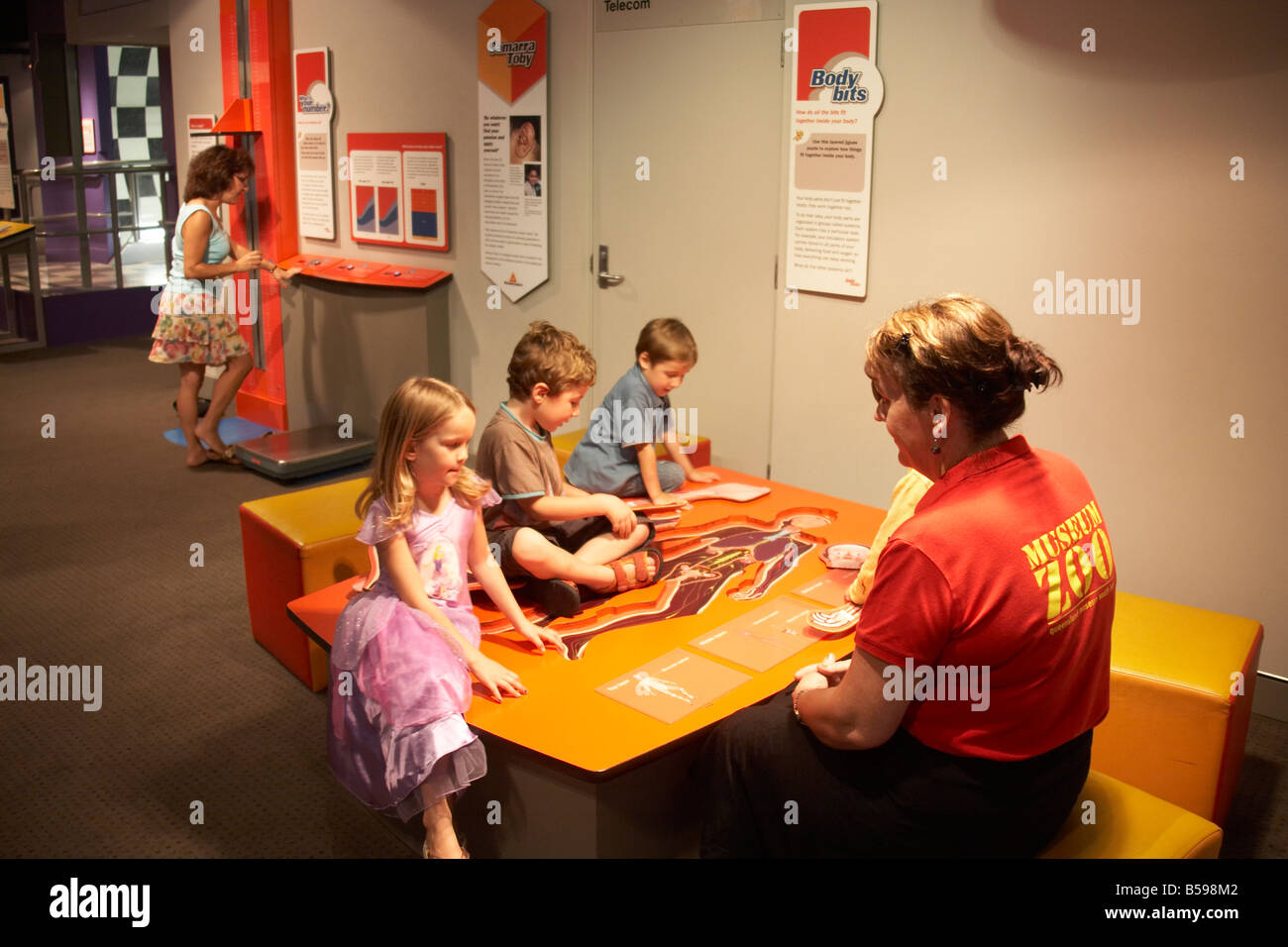 Kids in the museum hi-res stock photography and images - Alamy