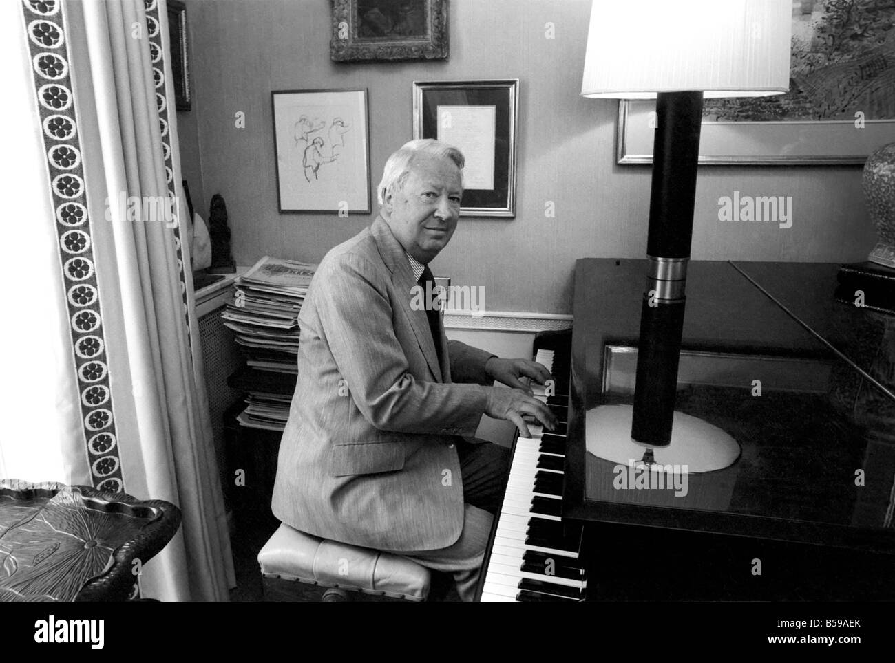 Prime minister edward heath hi-res stock photography and images - Alamy